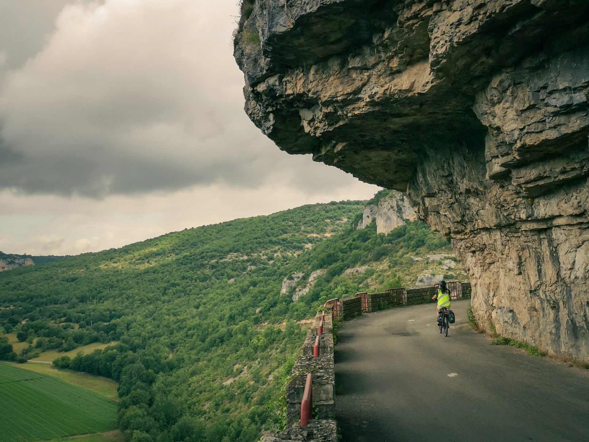 Découverte de la Vallée et des Gorges de l'Aveyron à vélo • Trekking et ...